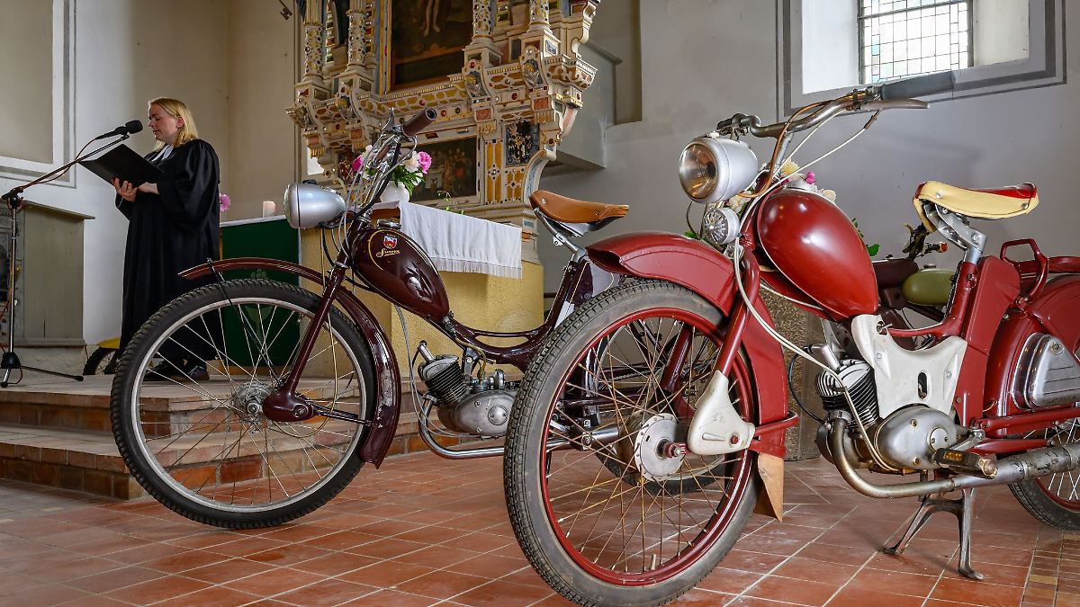Berlin & Brandenburg: DDR-Mopeds in Kirche: Simson-Gemeinde feiert ...