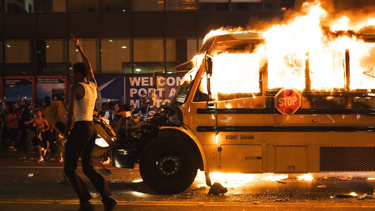 Der Sport-Tag: Bus brennt, Messerstechereien: Krawalle nach Knicks-Sieg ...