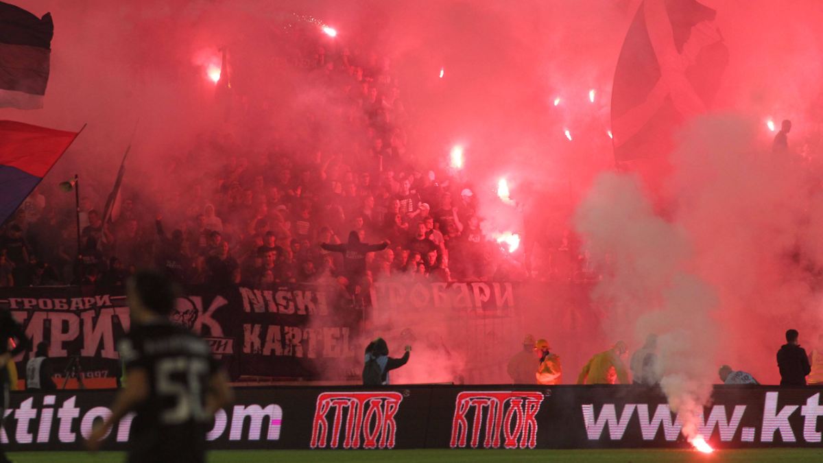 Skandal-Derby in Belgrad: 20.000 Fans brechen Corona-Regeln für Pyro-Party