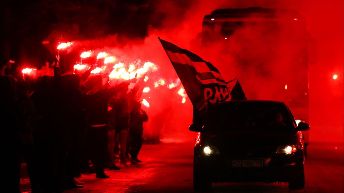 Vor Euro-League-Spiel: Fans bereiten Zenit St. Petersburg irren Pyro ...