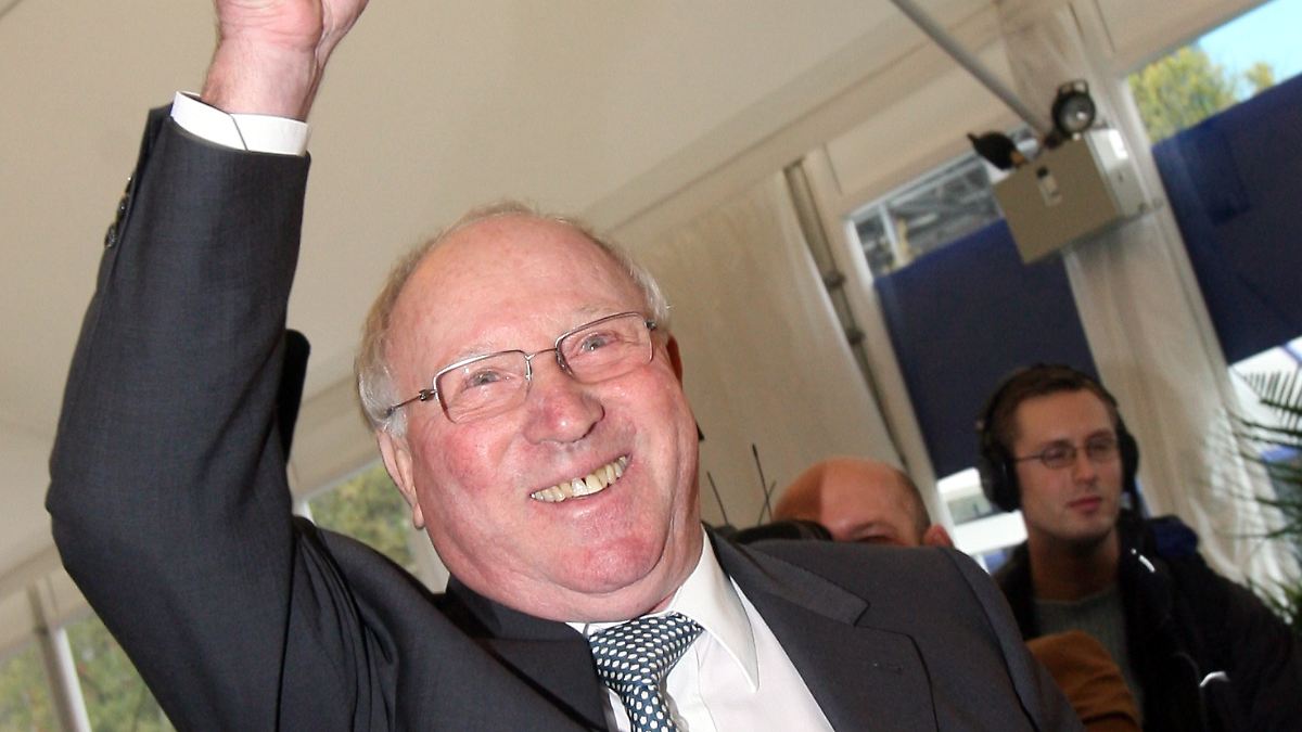 "Uns Uwe" soll HSV Glück bringen: Seeler feiert 80. Geburtstag im Stadion