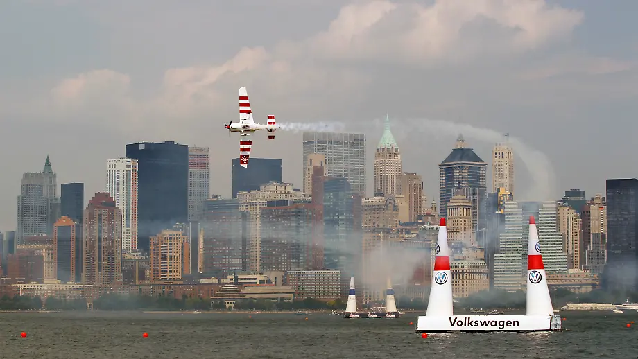 Zwischen Mut und Wahnsinn: Piloten gehen beim Red Bull Air Race an ihre ...