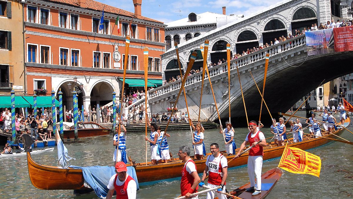 Invasion der Paddelboote: "Lange Welle" in Venedig - ntv.de
