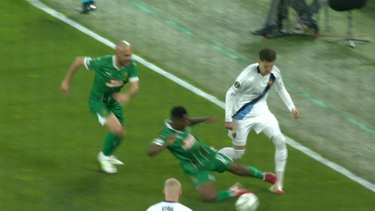 VAR korrigiert Fehlentscheidung: Rote Karte nach sechs Minuten - Horror ...