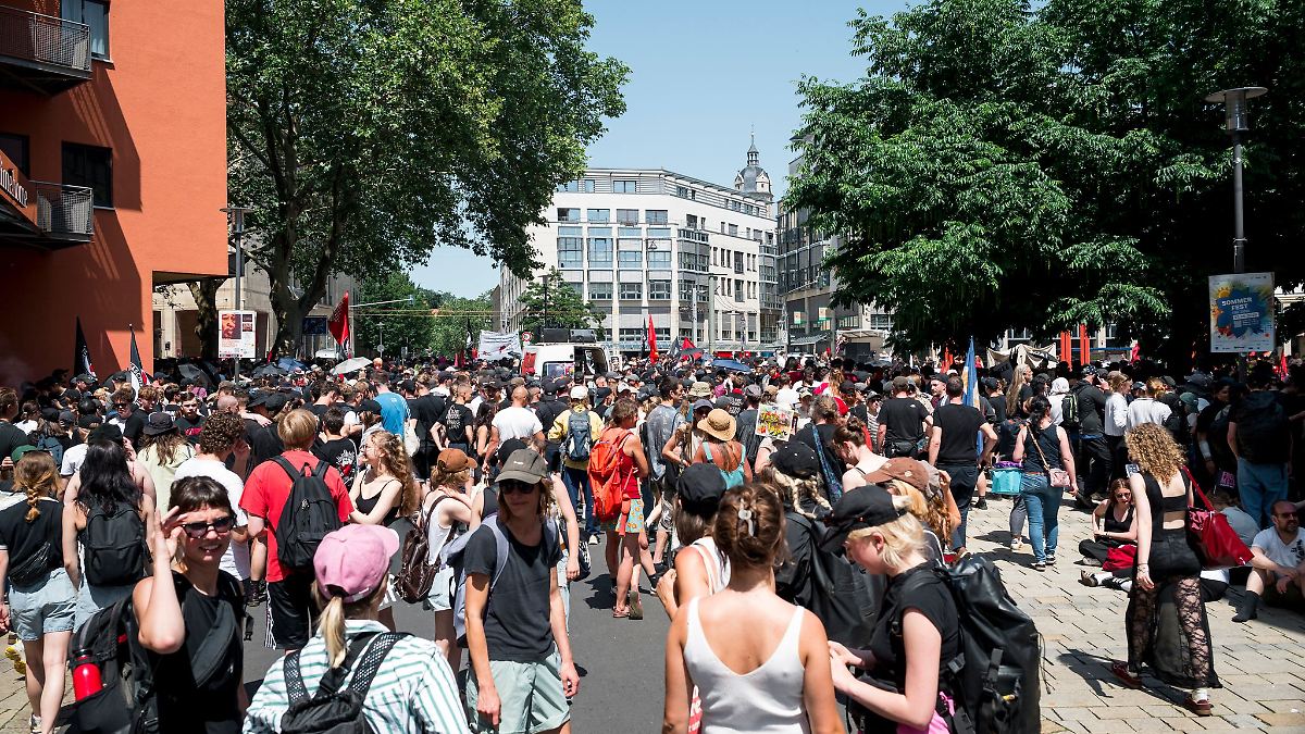 Thüringen: Mehr als 5.000 Menschen bei Demonstration in Jena - ntv.de