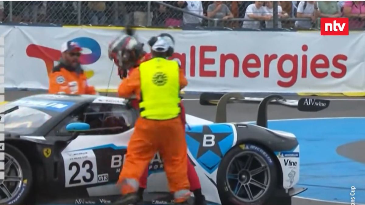 Ausraster bei Le-Mans-Rennen: Ferrari-Pilot prügelt wie wild auf Auto ...