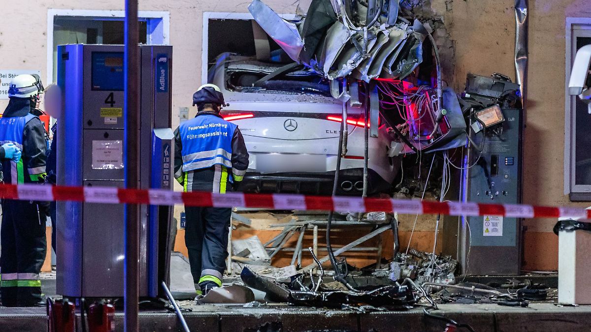 Bayern: Auto kracht in Tankstelle und reißt Zapfsäule ab - ntv.de