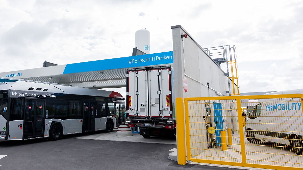 Nordrhein-Westfalen: Wasserstoff-Großtankstelle in Düsseldorf eröffnet ...