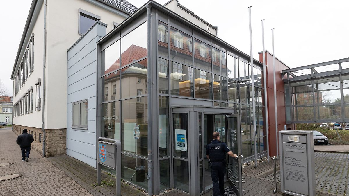 Thüringen: Pflegebedürftige Ehefrau ermordet? 85-Jähriger vor Gericht ...