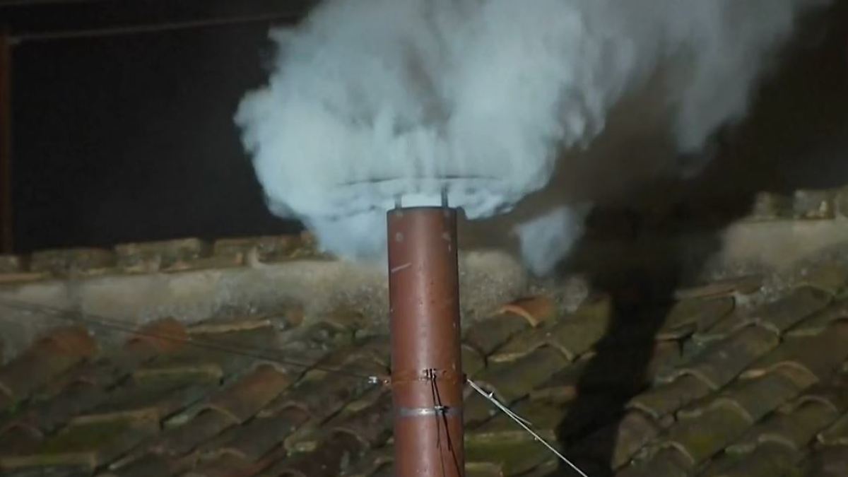 Symbol für neuen Papst: Wie der Vatikan weißen Rauch aufsteigen lässt ...