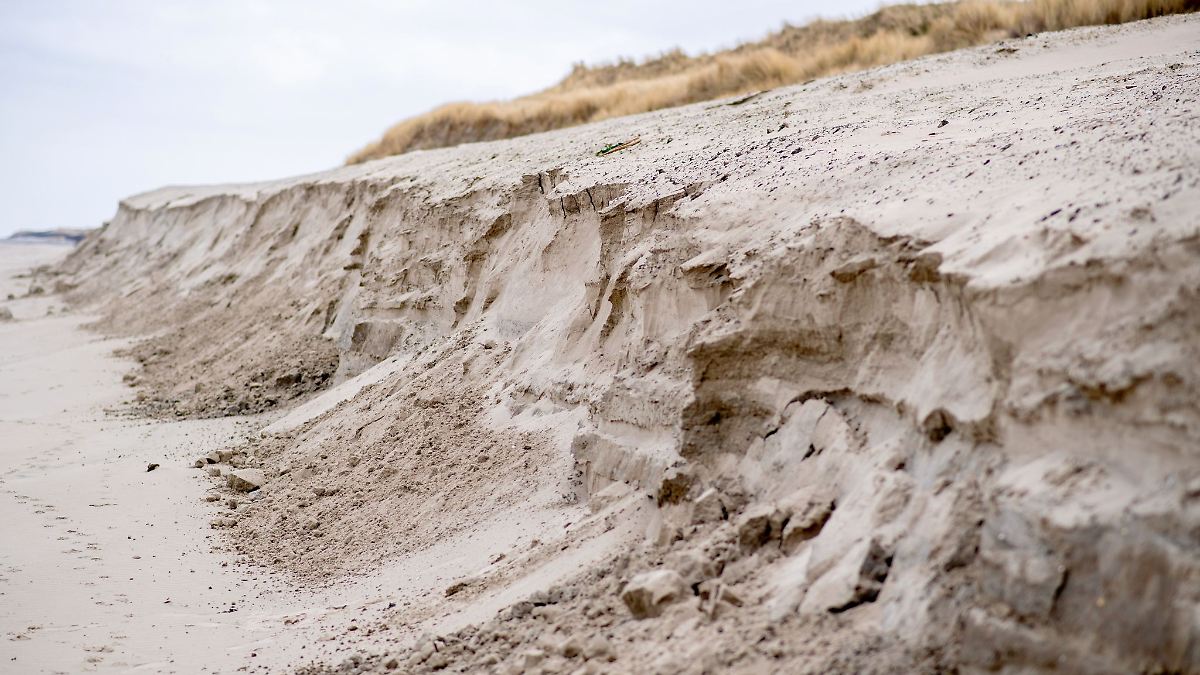 Niedersachsen & Bremen: Küstenschutz schüttet Sand vor Wangerooger ...