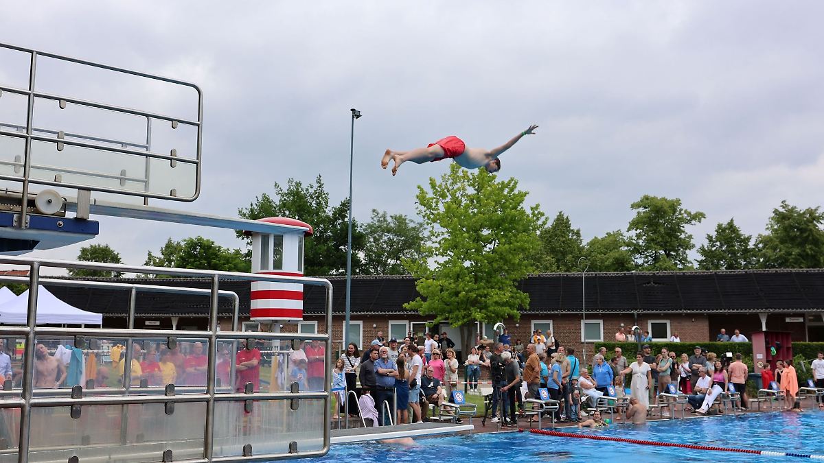 Nordrhein-Westfalen: Freibad-Posse: Drei-Meter-Turm in Wiedenbrück ...
