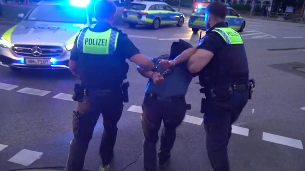 Schwerer Unfall bei Wendemanöver: Polizei nimmt renitenten Gaffer in ...