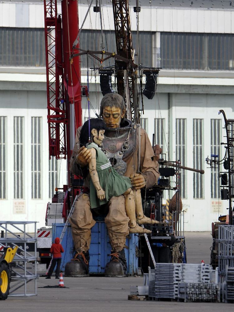 Zum Tag der Einheit: Riesen-Theater in Berlin - n-tv.de