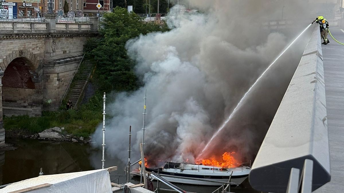 Sachsen-Anhalt: Sportboot auf der Elbe abgebrannt - Besitzer leicht ...