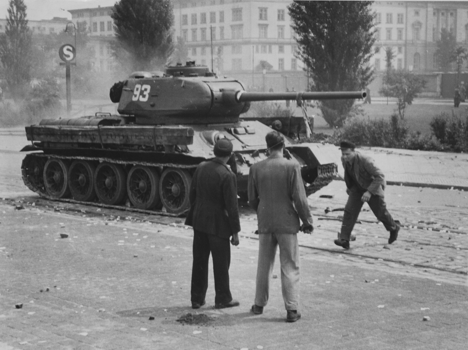 Der Protest und die blutigen Repressionen: Der Volksaufstand vom 17 ...