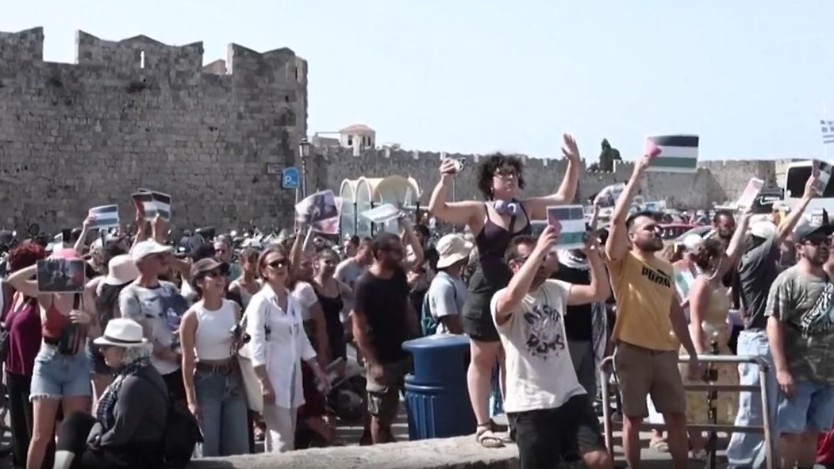 Israelis an Bord der "Crown Iris": Wütende Menge belagert ...