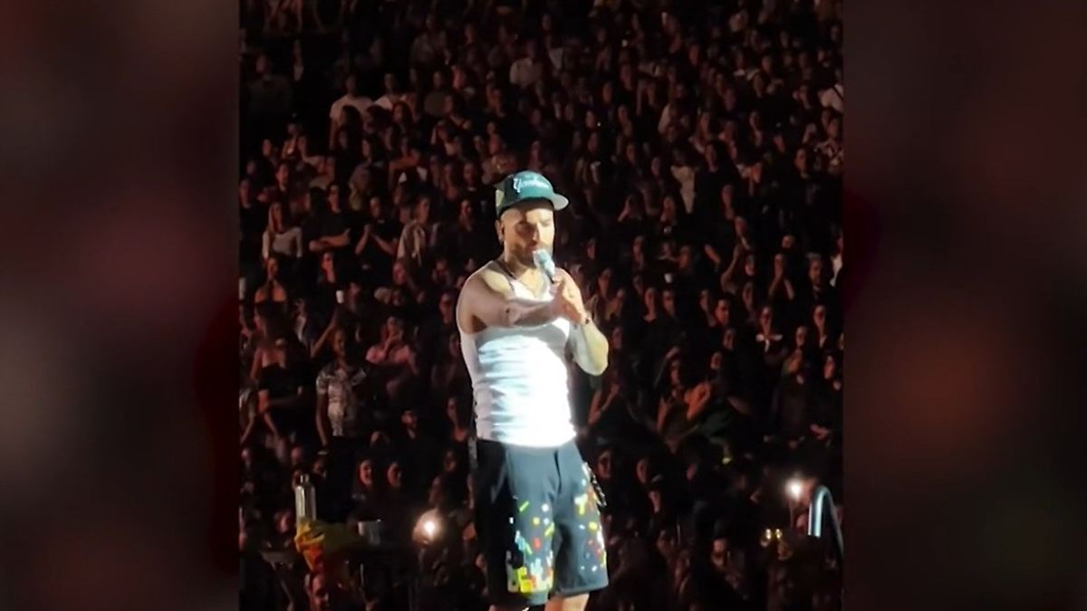 Standpauke vor riesiger Menge: Mit Baby beim Konzert - Rapper liest ...