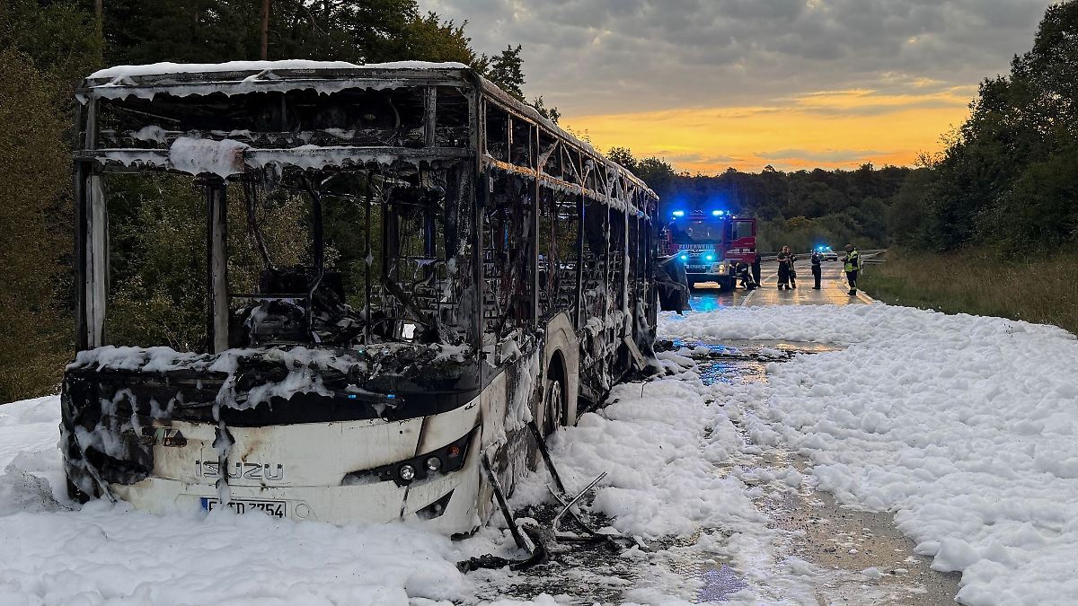 Hessen: Bundesstraße nach Brand eines Linienbusses wieder gesperrt - ntv.de