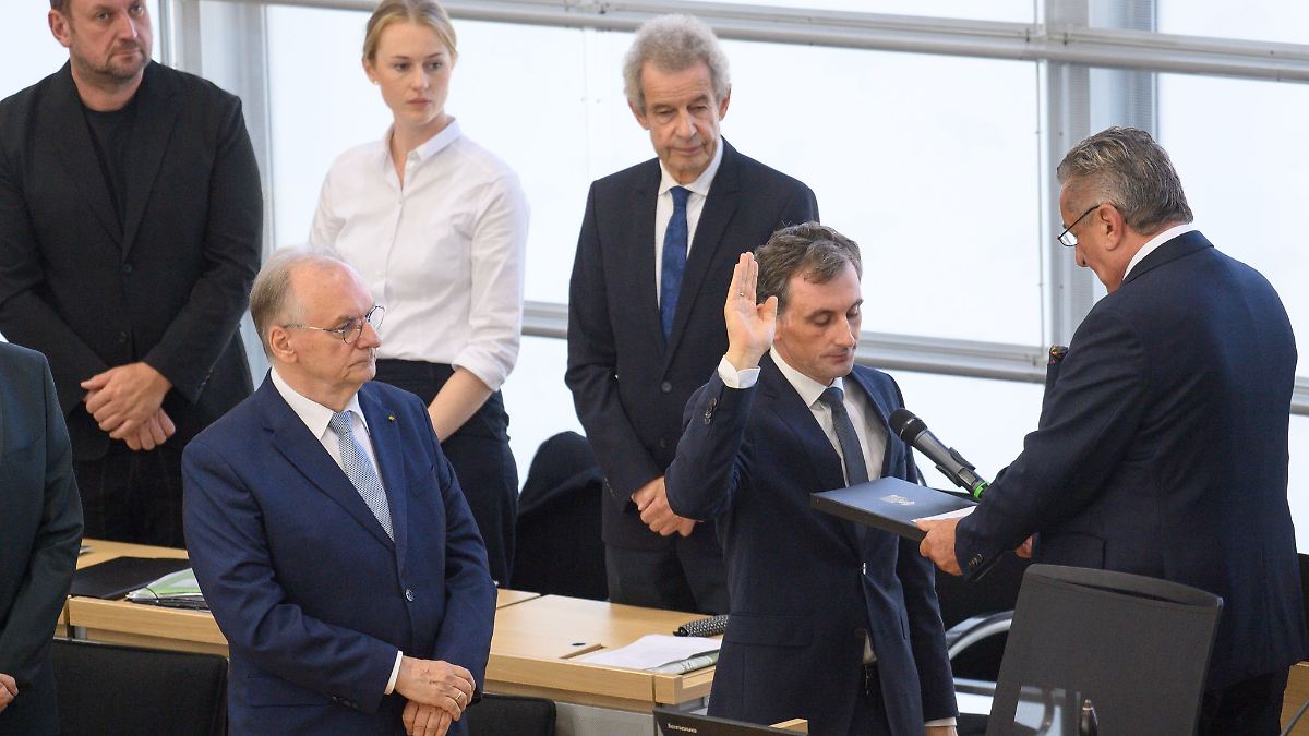 Sachsen-Anhalt: Bildungsminister Riedel vereidigt - ntv.de