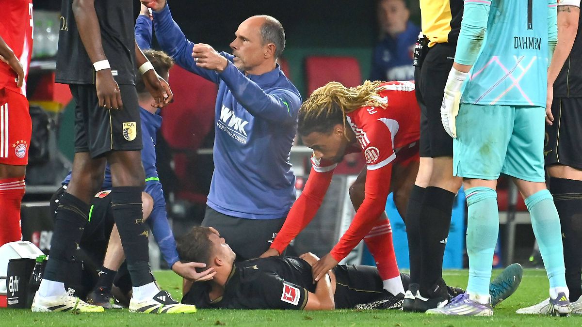 Sacha Boey vom FC Bayern entschuldigt sich nach "brutalem Foul" bei ...