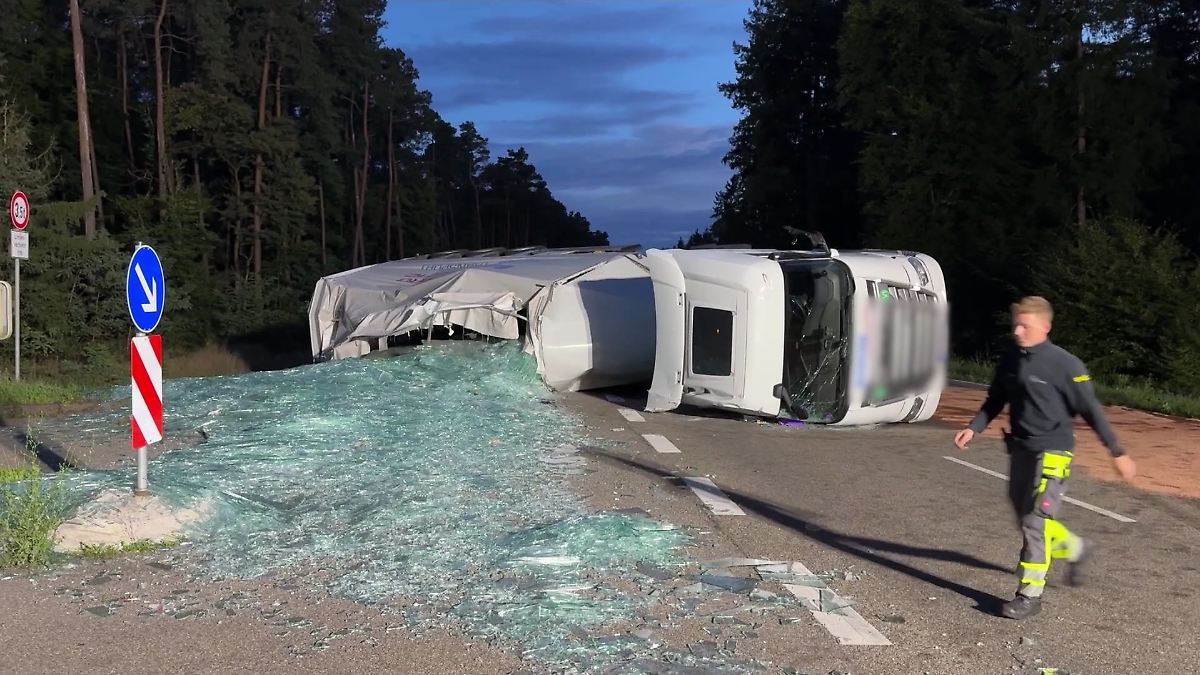 Scherbenmeer auf der B9: Glas-beladener Lkw weicht Geisterfahrer aus ...