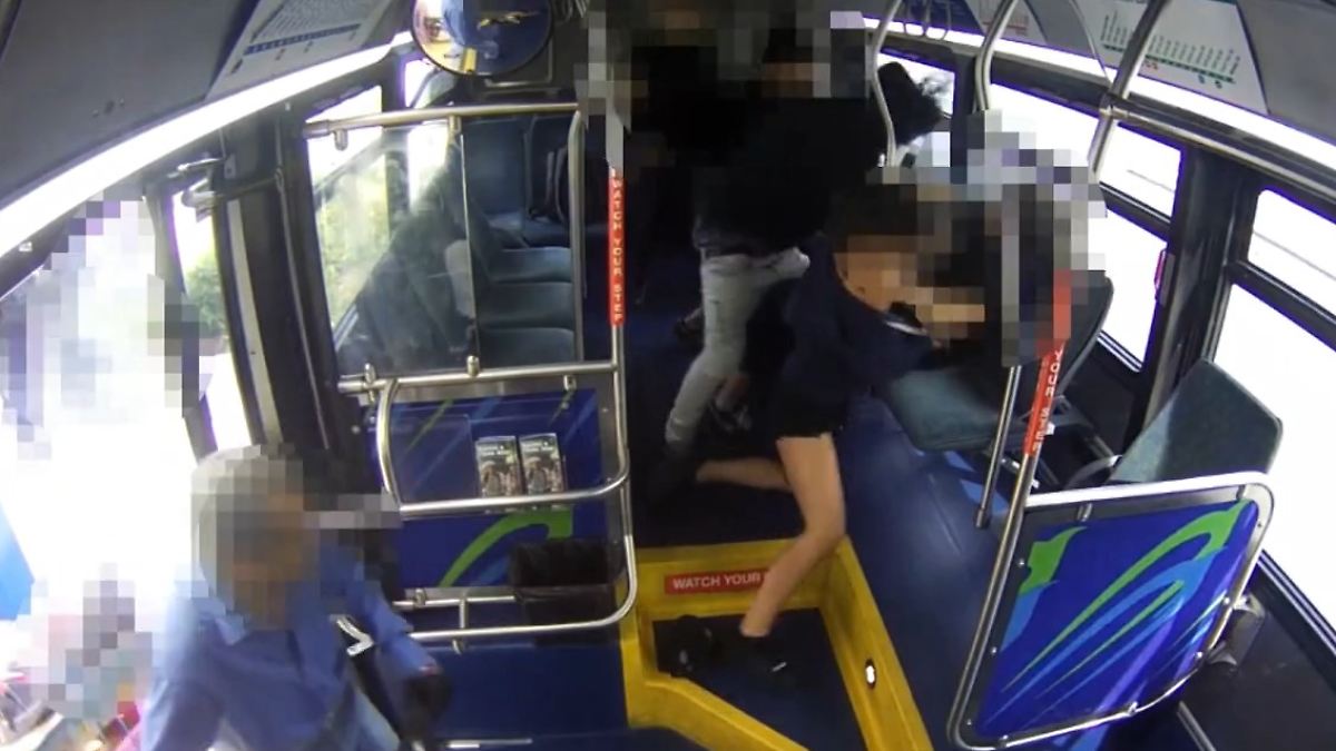 Schockierende Gewalt in den USA: Nach Streit im Bus: Jugendliche ...