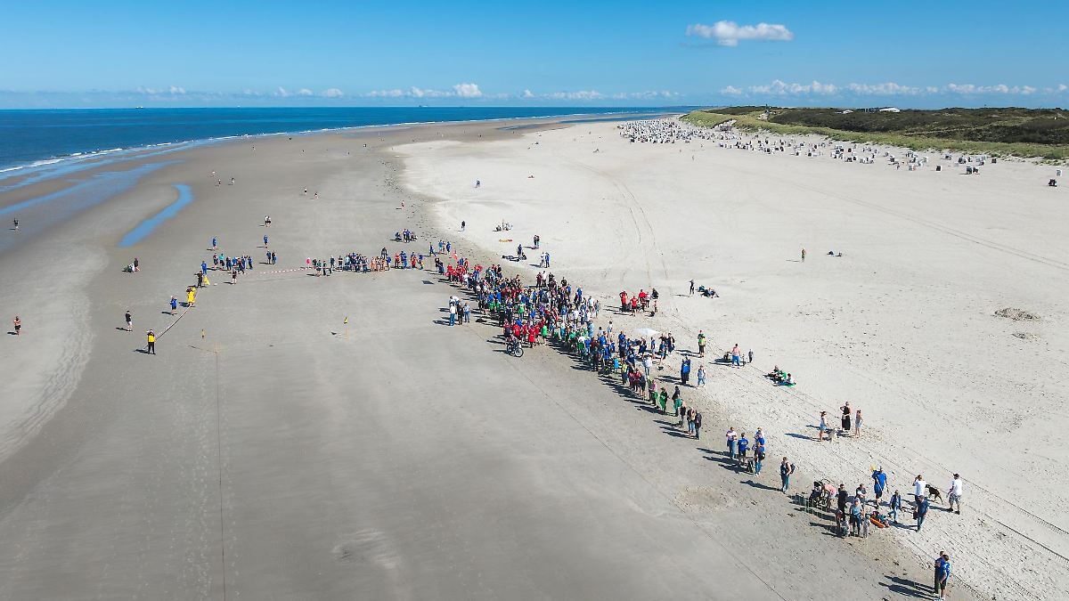 Niedersachsen & Bremen: Ebbe, Sand und Holzkugeln: Ostfriesen werfen am ...