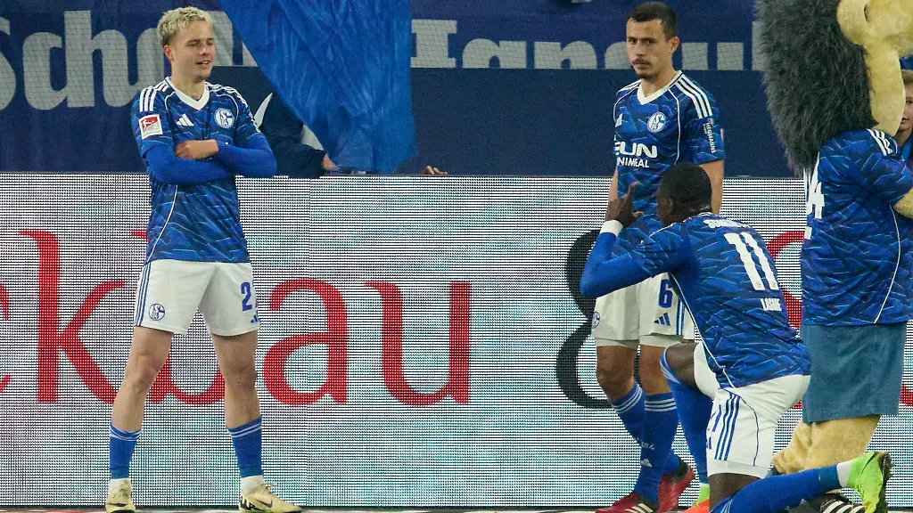 Nordrhein-Westfalen: Schalke ohne Siegtorschütze Porath im Training ...