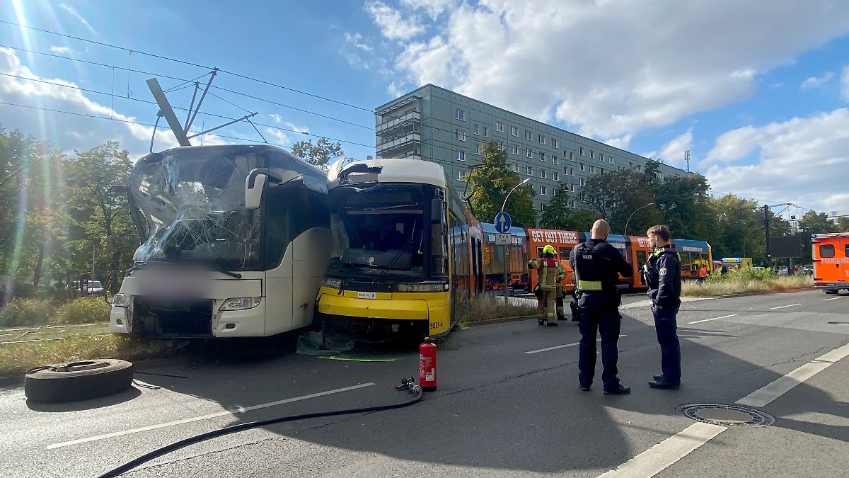 Der Tag: Tram und Reisebus krachen nahe Berliner Alexanderplatz ...