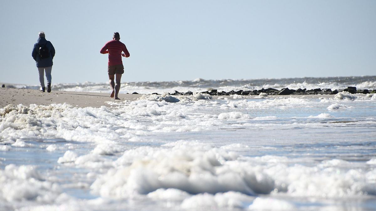 Hamburg & Schleswig-Holstein: Sand und Deiche sichern Häuser auf Sylt ...