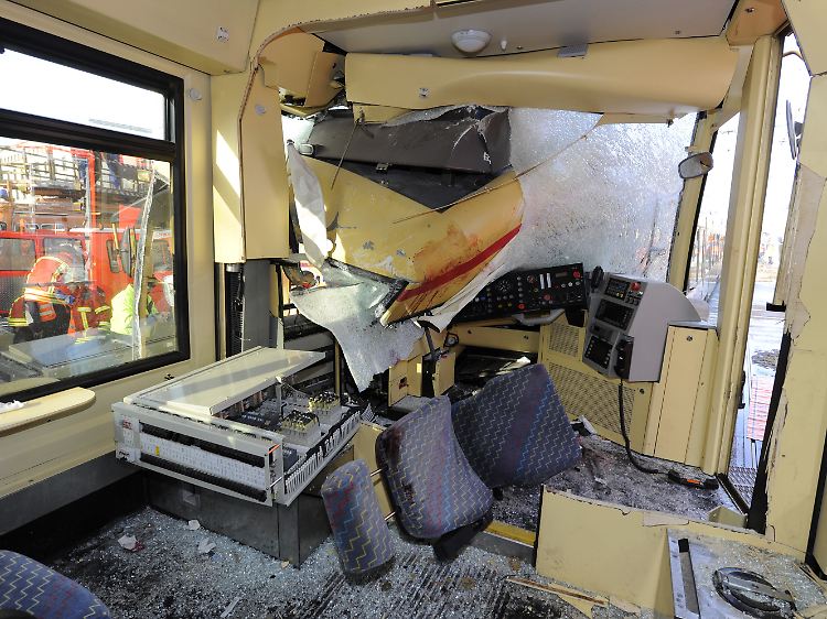 Zahlreiche Verletzte: Tram-Unfall in Karlsruhe - n-tv.de