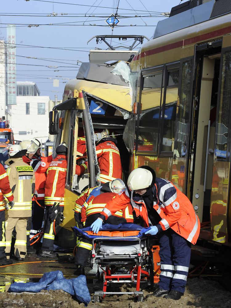 Zahlreiche Verletzte: Tram-Unfall in Karlsruhe - n-tv.de