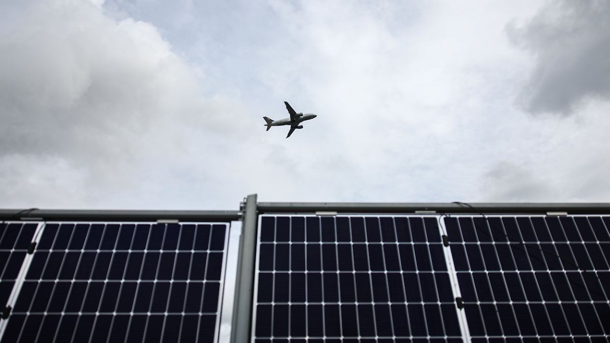 Der Tag: Am Frankfurter Flughafen stehen die Solar-Module senkrecht ...