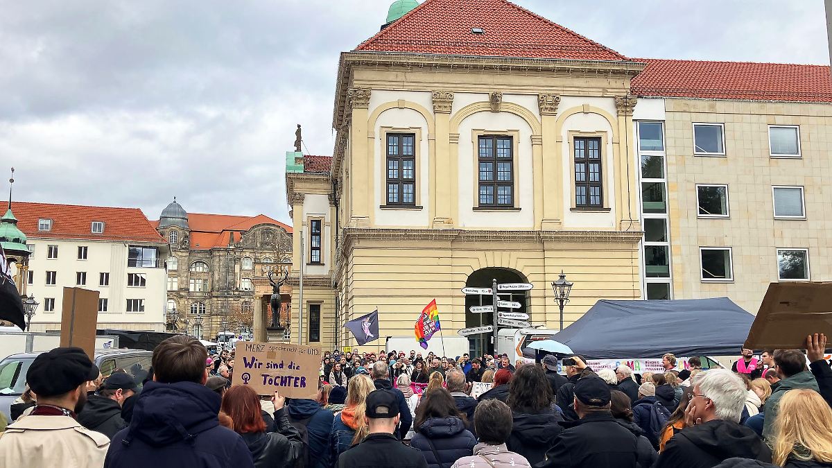 Sachsen-Anhalt: "Stadtbild"-Debatte - Hunderte bei Demo in Magdeburg ...