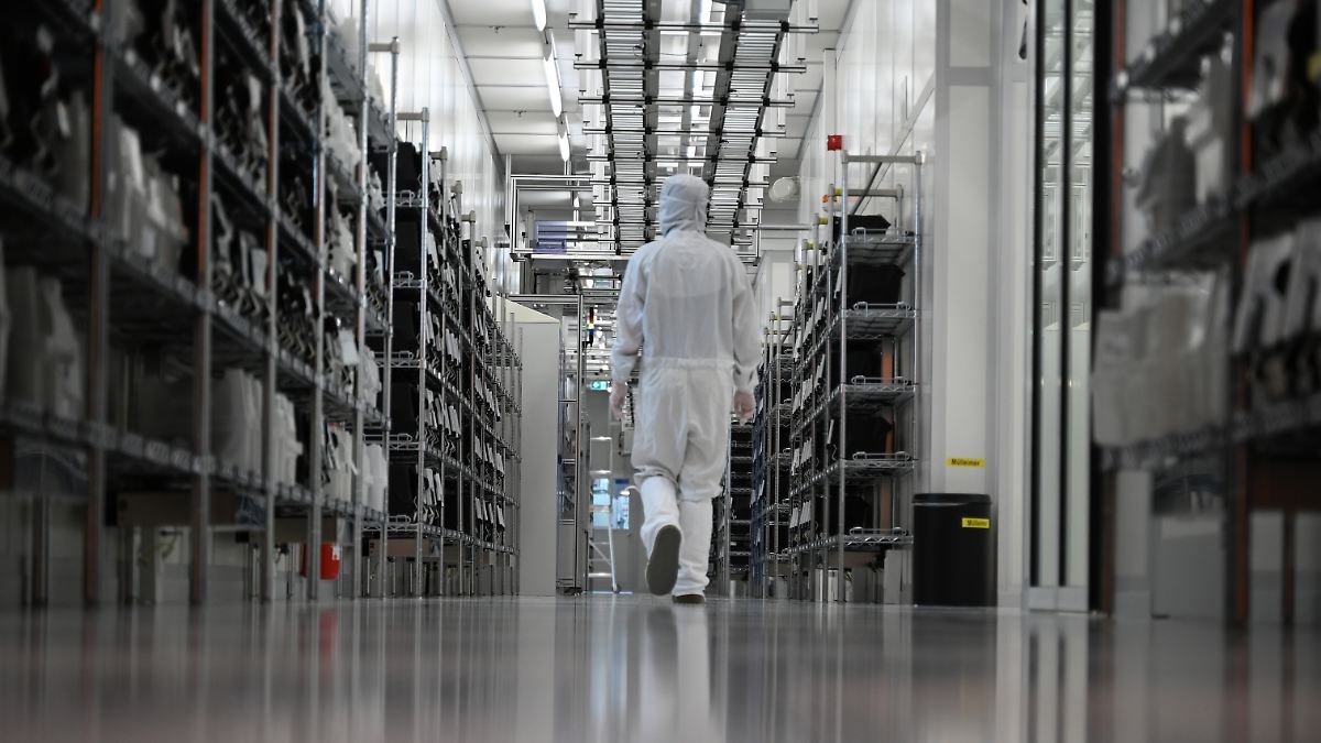 沢地優佳インスタグラム May be an image of