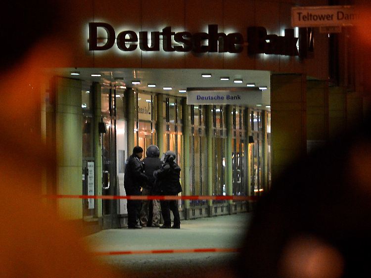 Überfall auf Deutsche-Bank-Filiale in Berlin: Räuber verschanzt sich ...