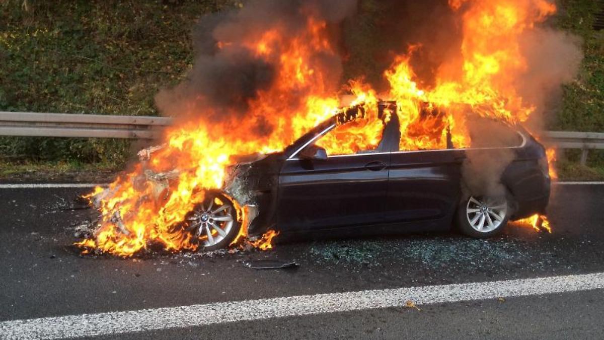 Nordrhein-Westfalen: Auto brennt auf A3 komplett aus: Insassen können sich retten - n-tv.de
