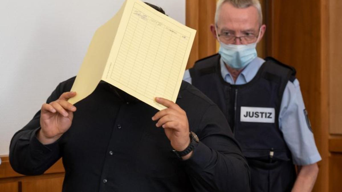 Nordrhein-Westfalen: Rocker vor Gericht: Angeklagte schweigen - n-tv.de