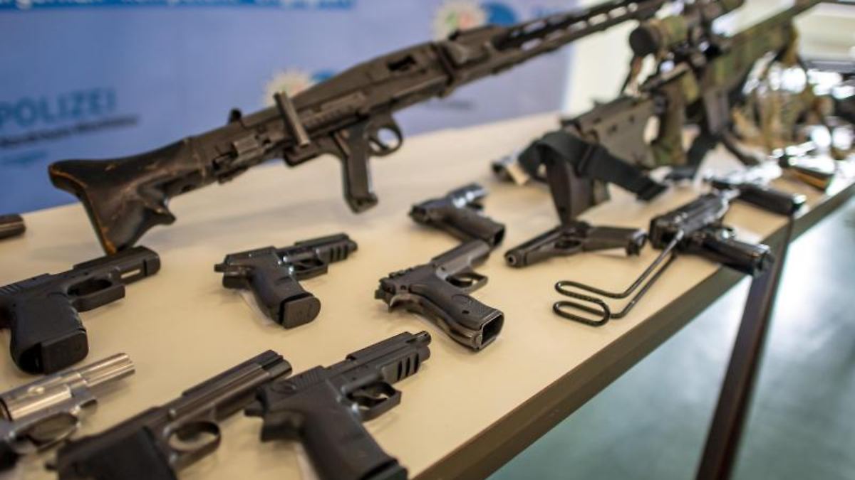 Nordrhein-Westfalen: Pump-Gun bis Armbrust: Neues Waffen-Merkblatt für ...