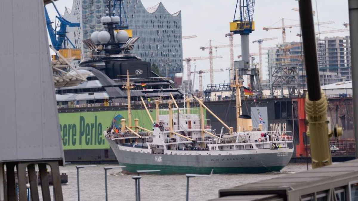 Hamburg & Schleswig-Holstein: Parade der Traditionsschiffe: 12 000 ...