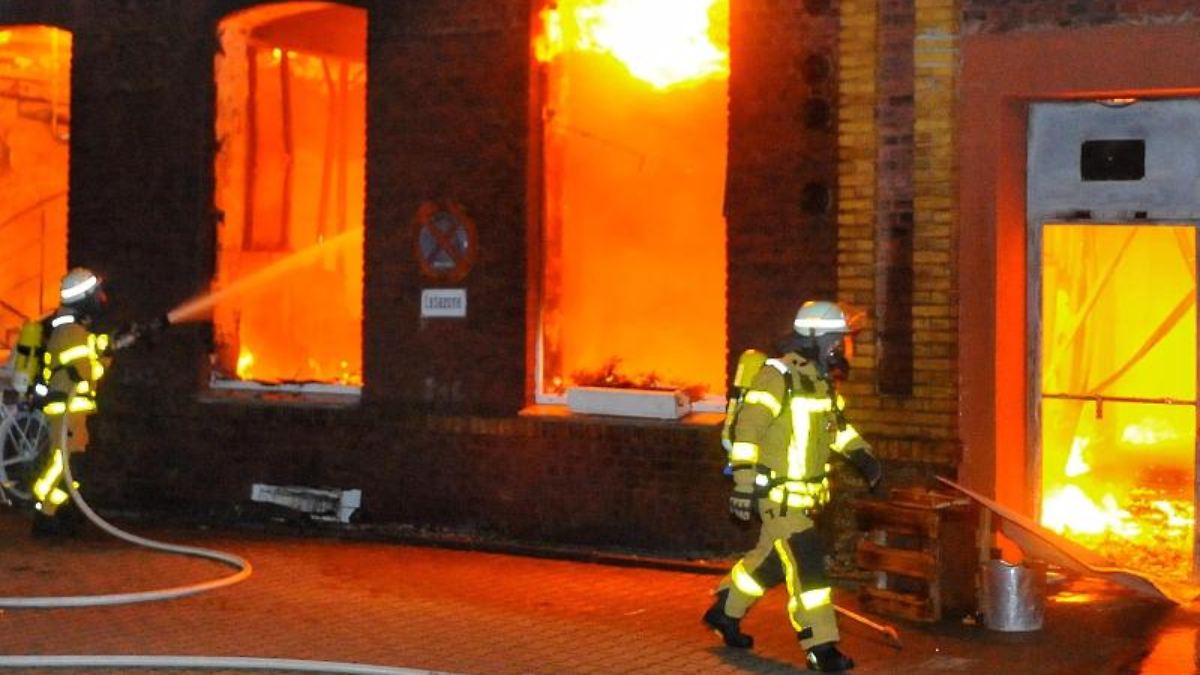 Nordrhein-Westfalen: Lagerhallen in Brand: 200 Feuerwehrleute im ...