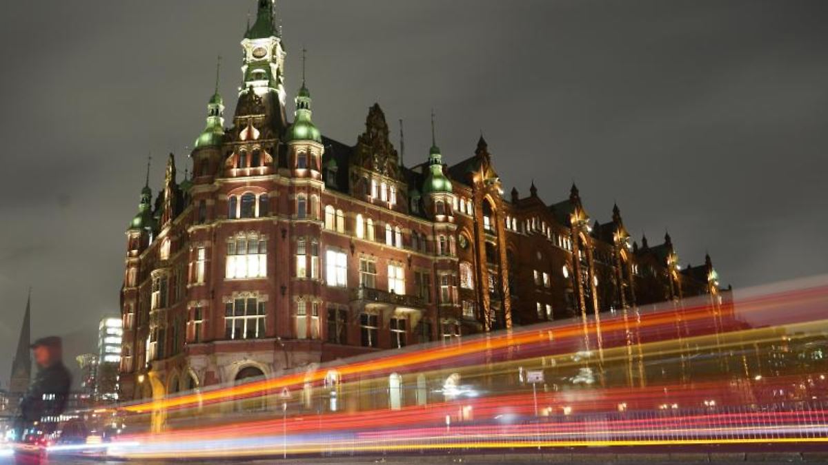 Hamburg & Schleswig-Holstein: Rathaus der Hamburger Speicherstadt ...
