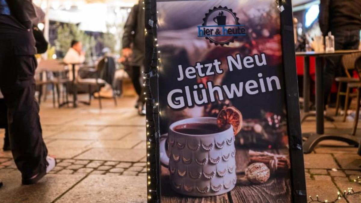 Niedersachsen & Bremen: Weihnachtsstadt Lüneburg im Aufbau: Umzäuntes ...