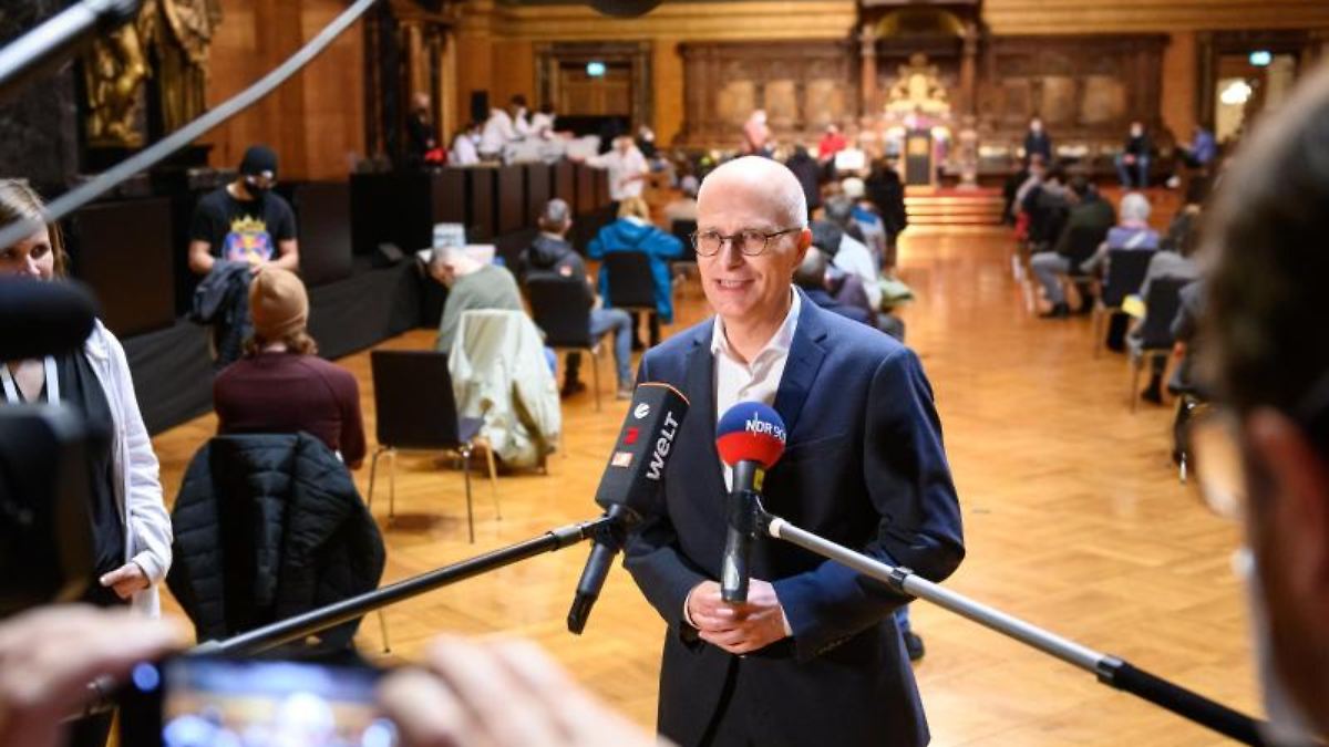 Hamburg & Schleswig-Holstein: Großer Andrang bei Sonderimpfaktion im Hamburger Rathaus - n-tv.de