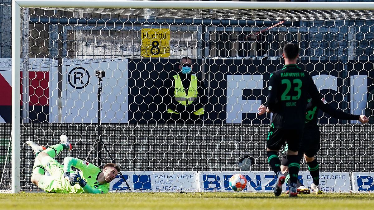 Niedersachsen & Bremen: Kreislauf-Probleme: Zieler bei 1:3 vorzeitig ...