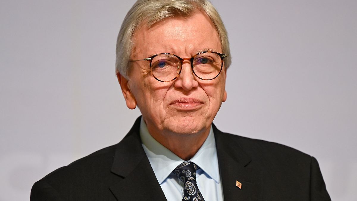 Hessen: Bouffier schaut sich Eintracht-Spiel im Stadion an - n-tv.de