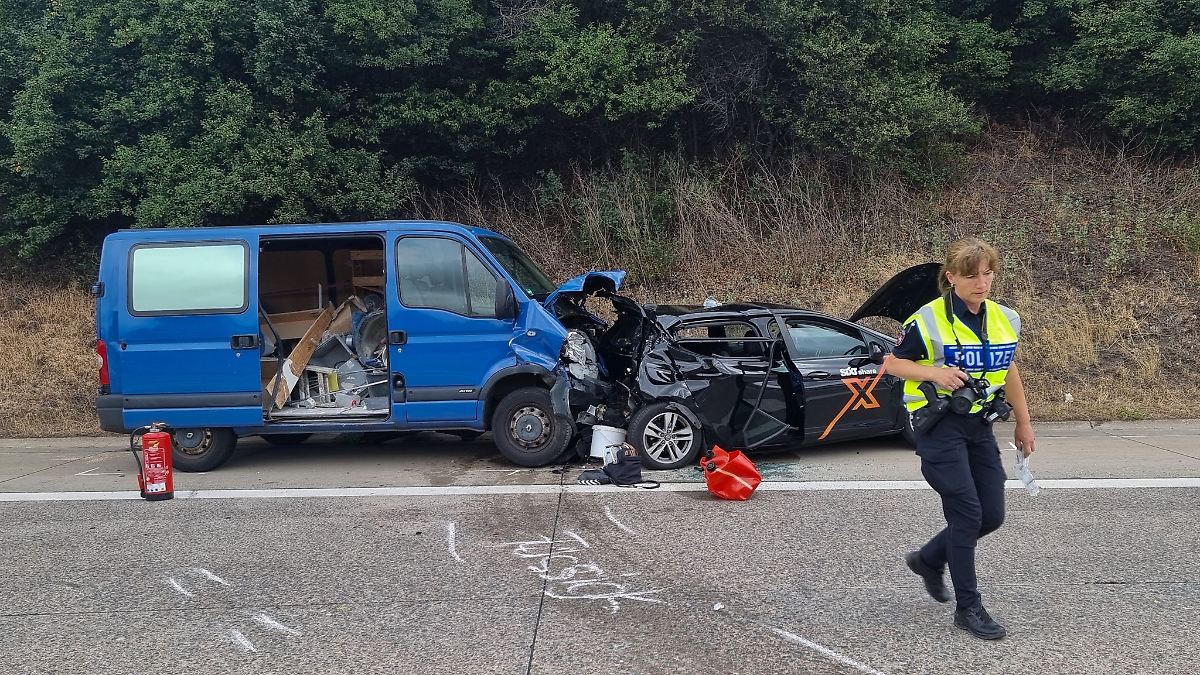 Niedersachsen & Bremen: Beifahrer stirbt bei Unfall auf A2: Mehrere Verletzte - n-tv.de