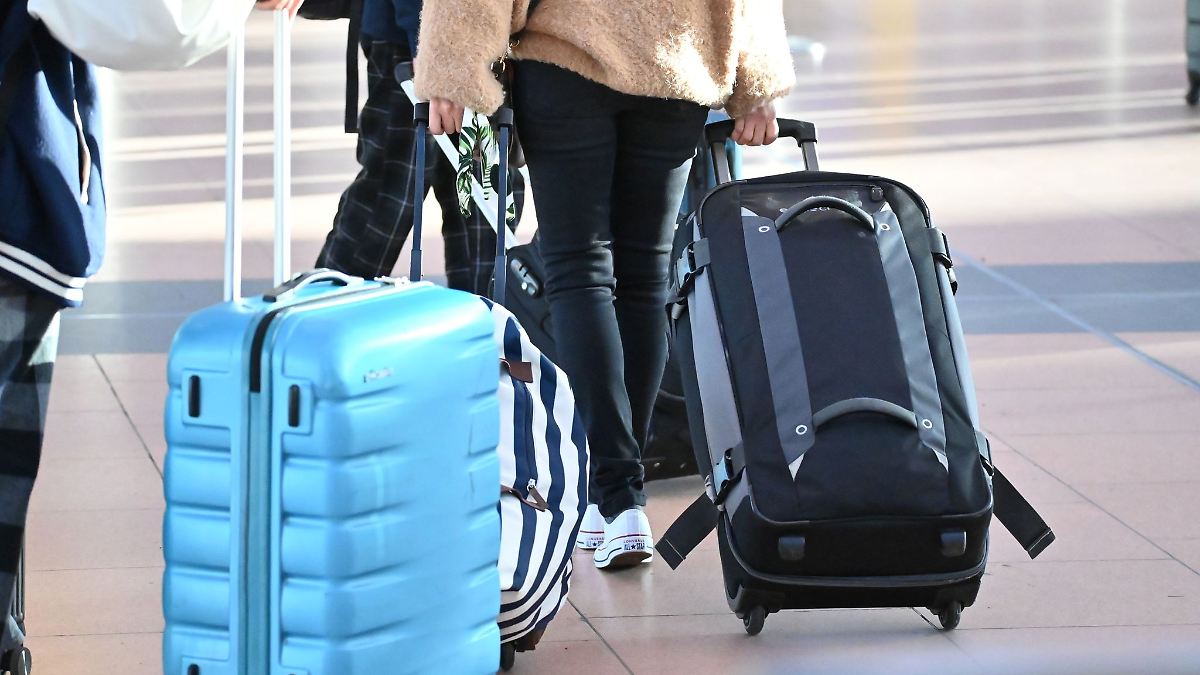 Hamburg & Schleswig-Holstein: Ferienbeginn: Viele Fluggäste am Airport ...