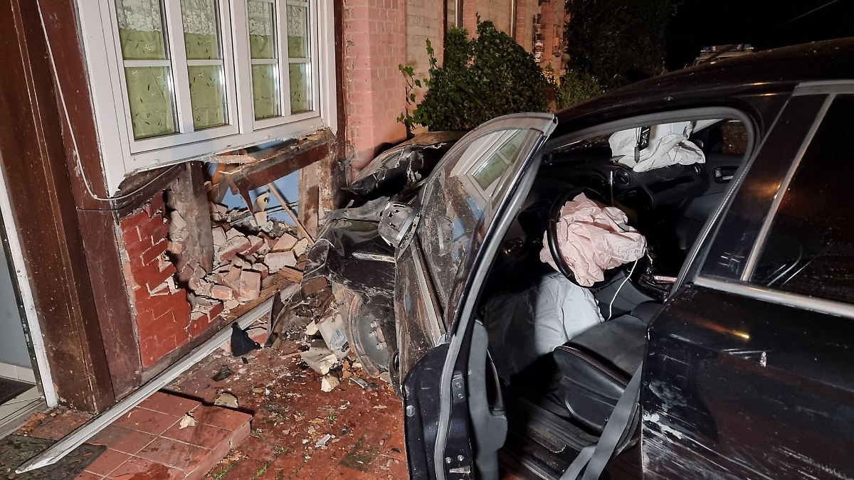 Niedersachsen & Bremen: Betrunkener Autofahrer fährt Loch in Hauswand - n-tv.de